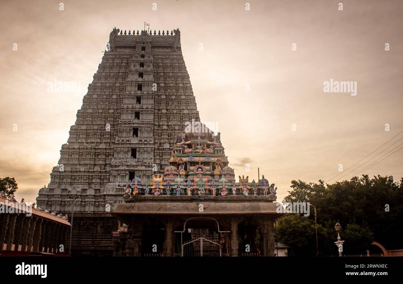 View of the main entrance tower of Arulmigu Arunachaleswarar Temple ...