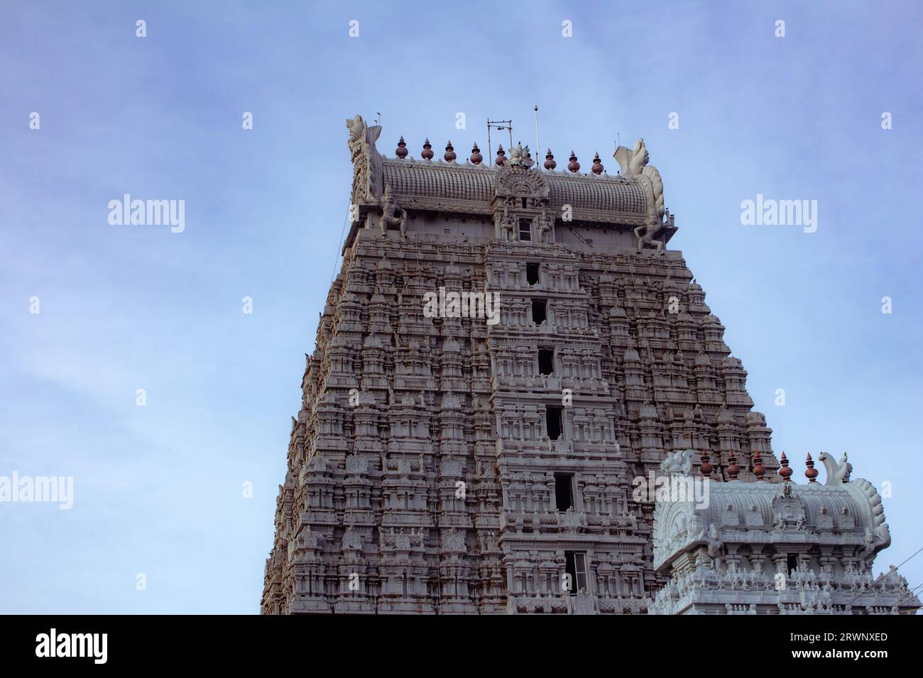 View of one of the entrance tower of Arulmigu Arunachaleswarar Temple ...