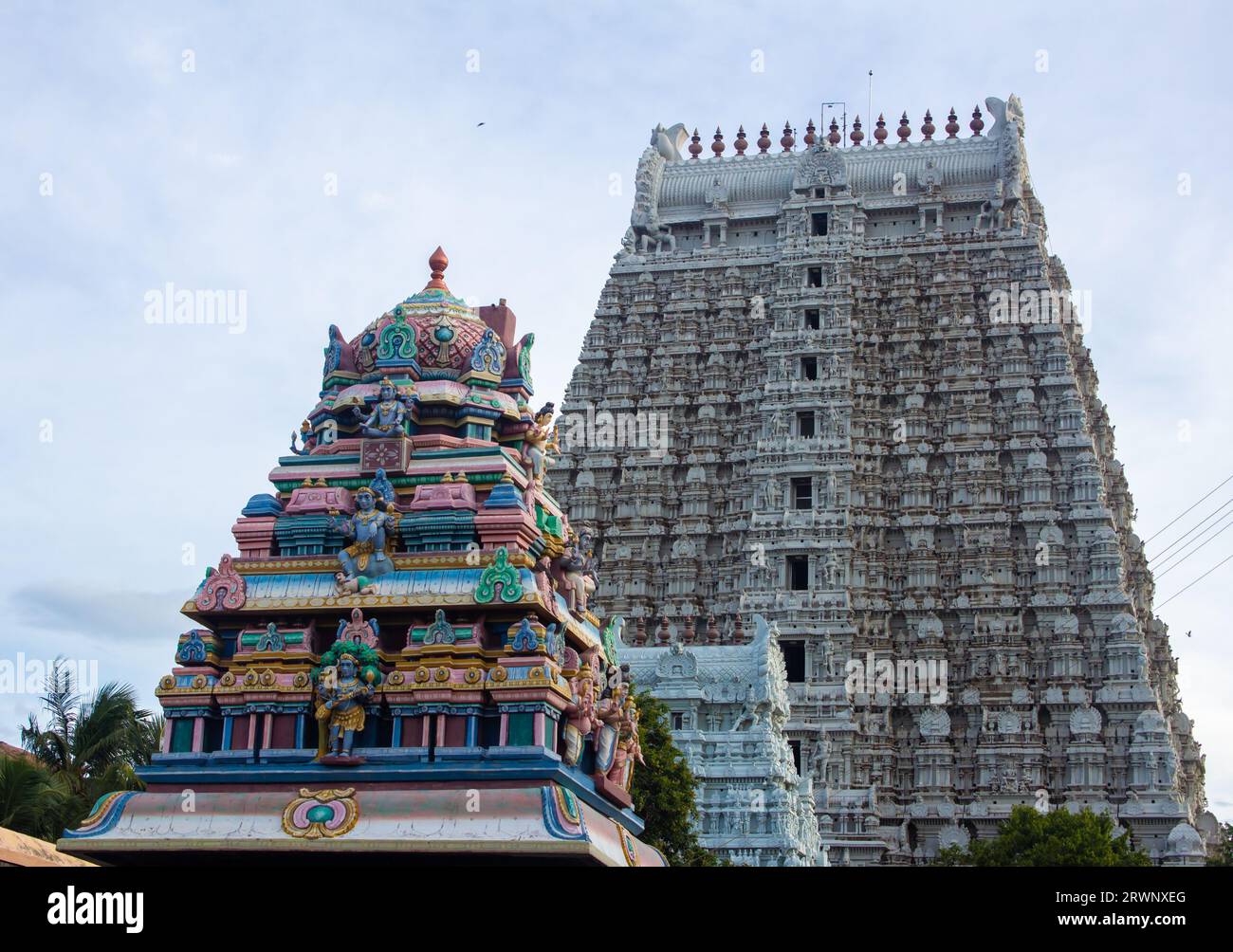 Beautiful main entrance tower of Arulmigu Arunachaleswarar Temple ...