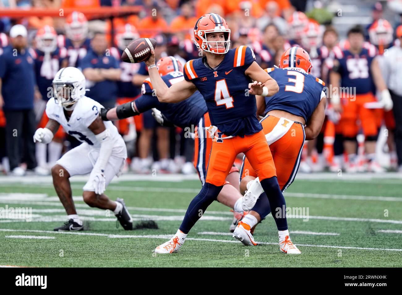 Illinois quarterback John Paddock passes during an NCAA college ...