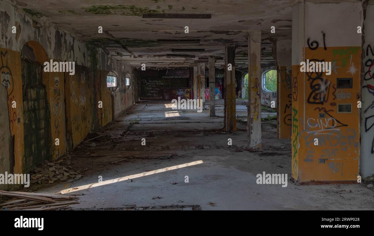 Old swimming pool hi-res stock photography and images - Alamy