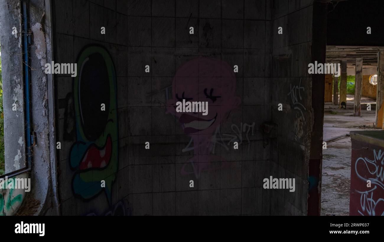 Old swimming pool hi-res stock photography and images - Alamy