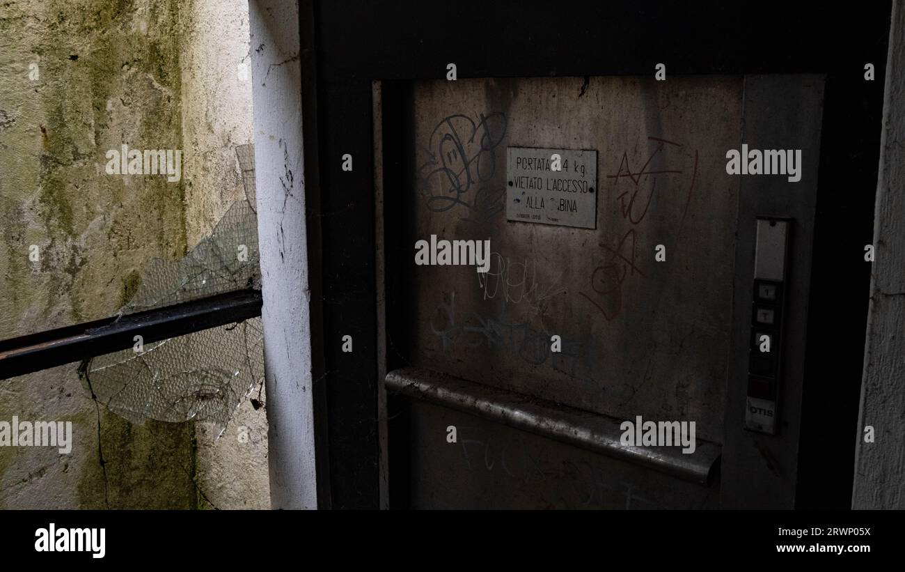 Old swimming pool hi-res stock photography and images - Alamy