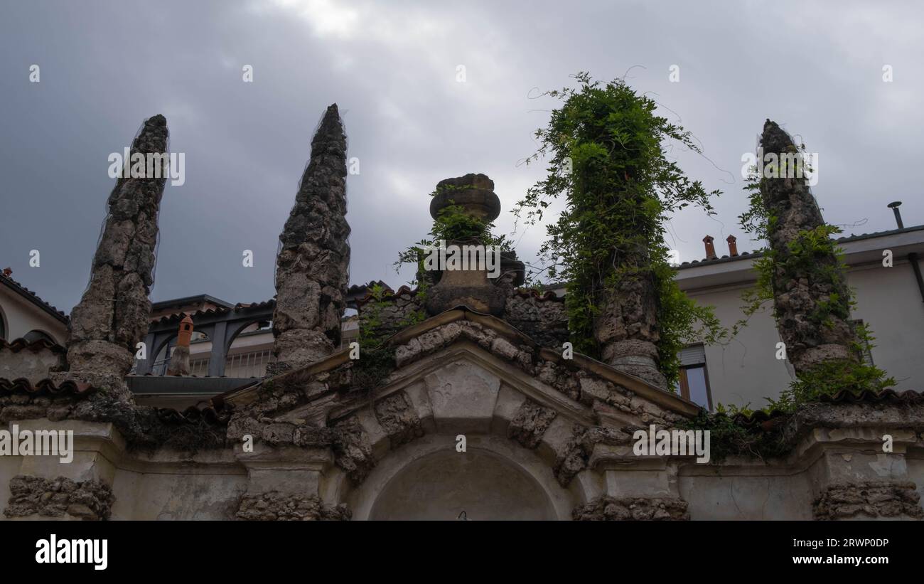 Old decayed palace in italy hi-res stock photography and images - Alamy