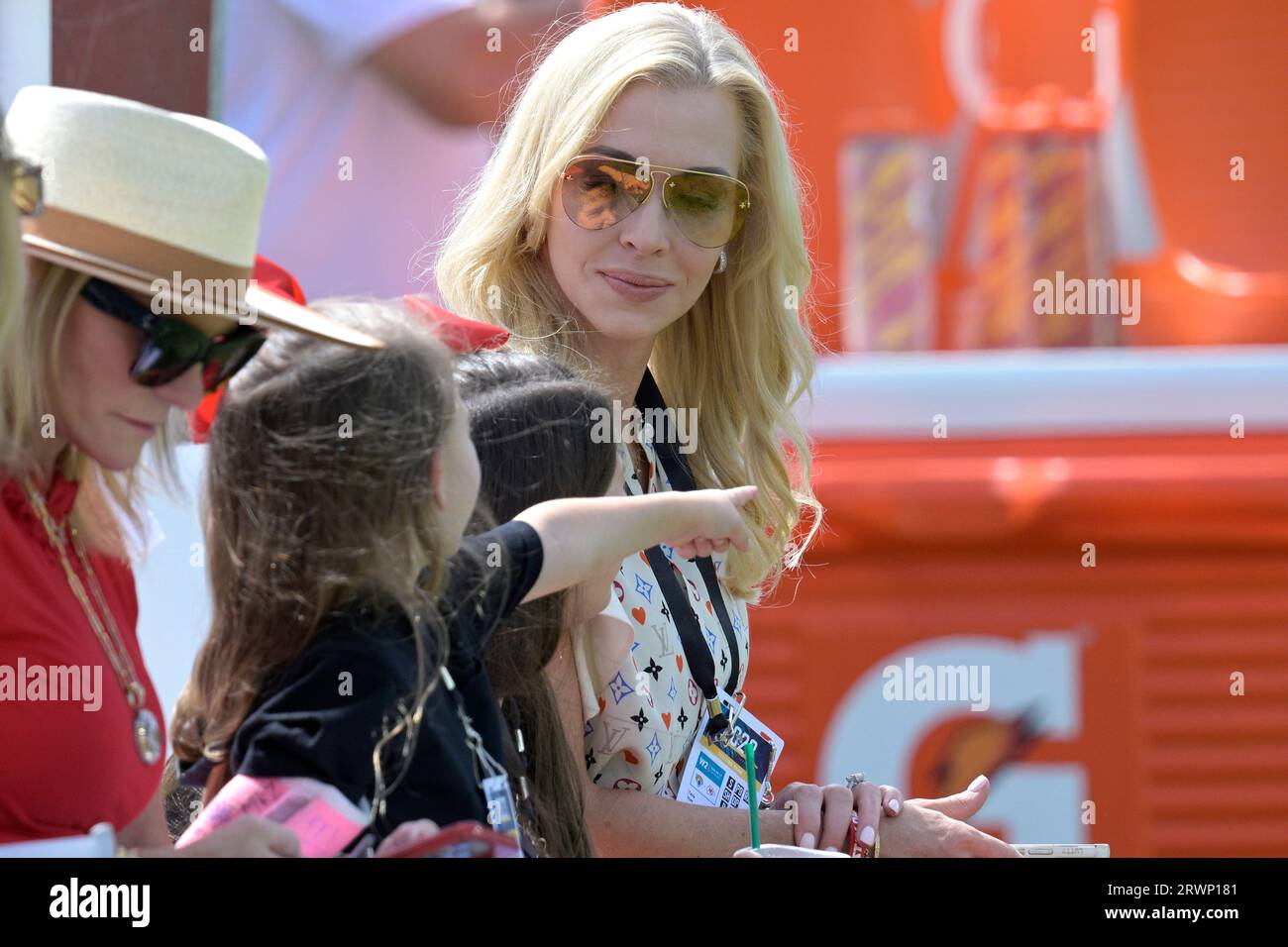 Tavia Hunt, right, wife of Kansas City Chiefs Chairman and CEO Clark ...