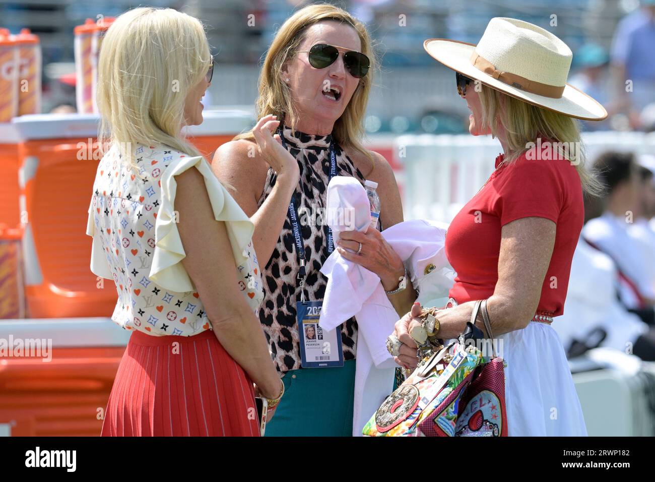 Jeannie Pederson, center, wife of Jacksonville Jaguars head coach Doug ...