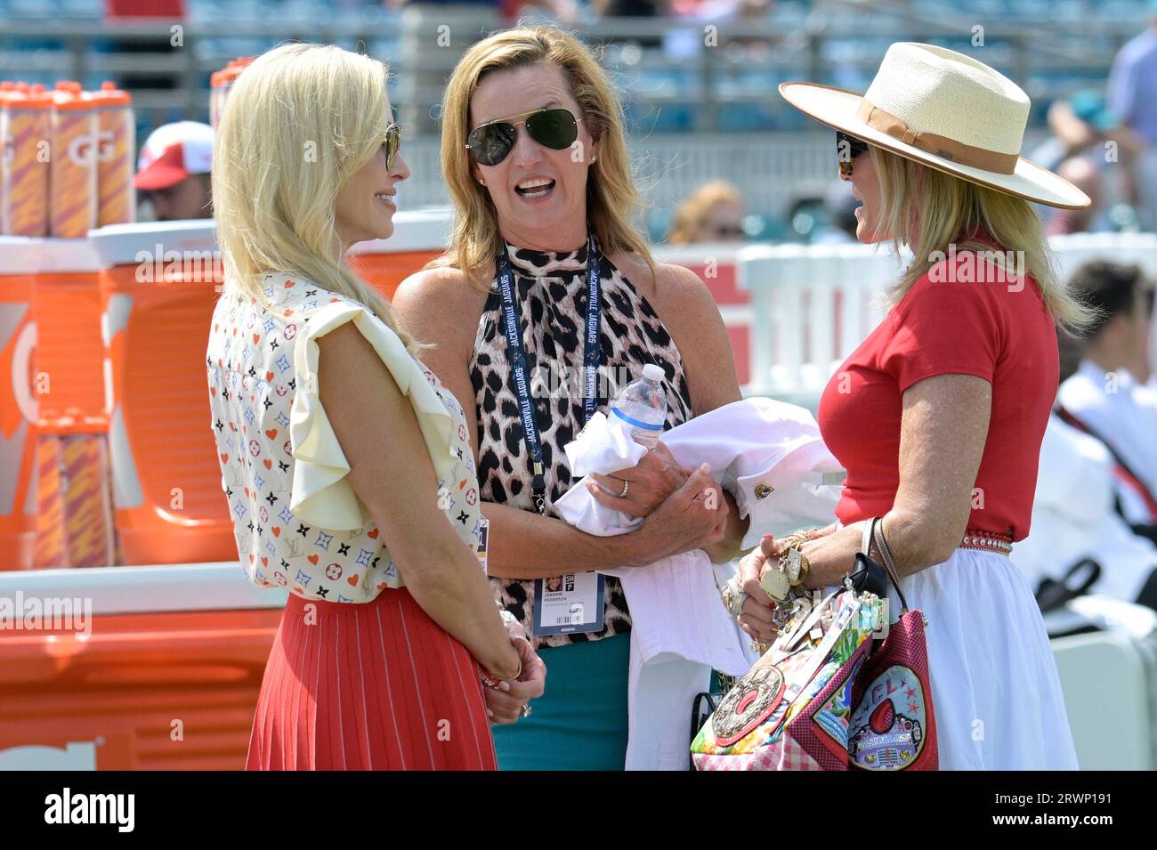 Jeannie Pederson, center, wife of Jacksonville Jaguars head coach Doug ...