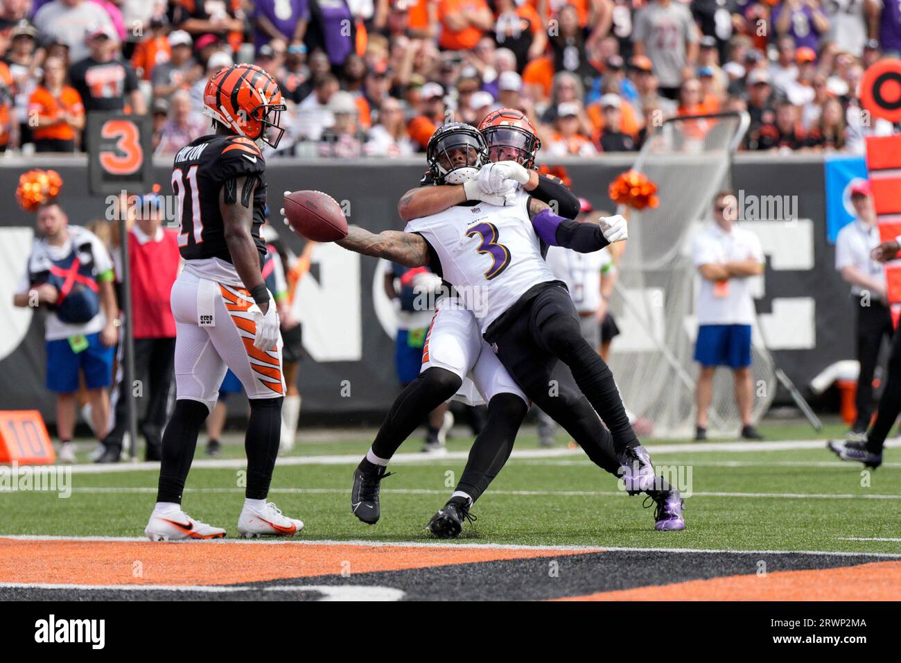 Baltimore Ravens wide receiver Odell Beckham Jr. (3) reaches for the ...