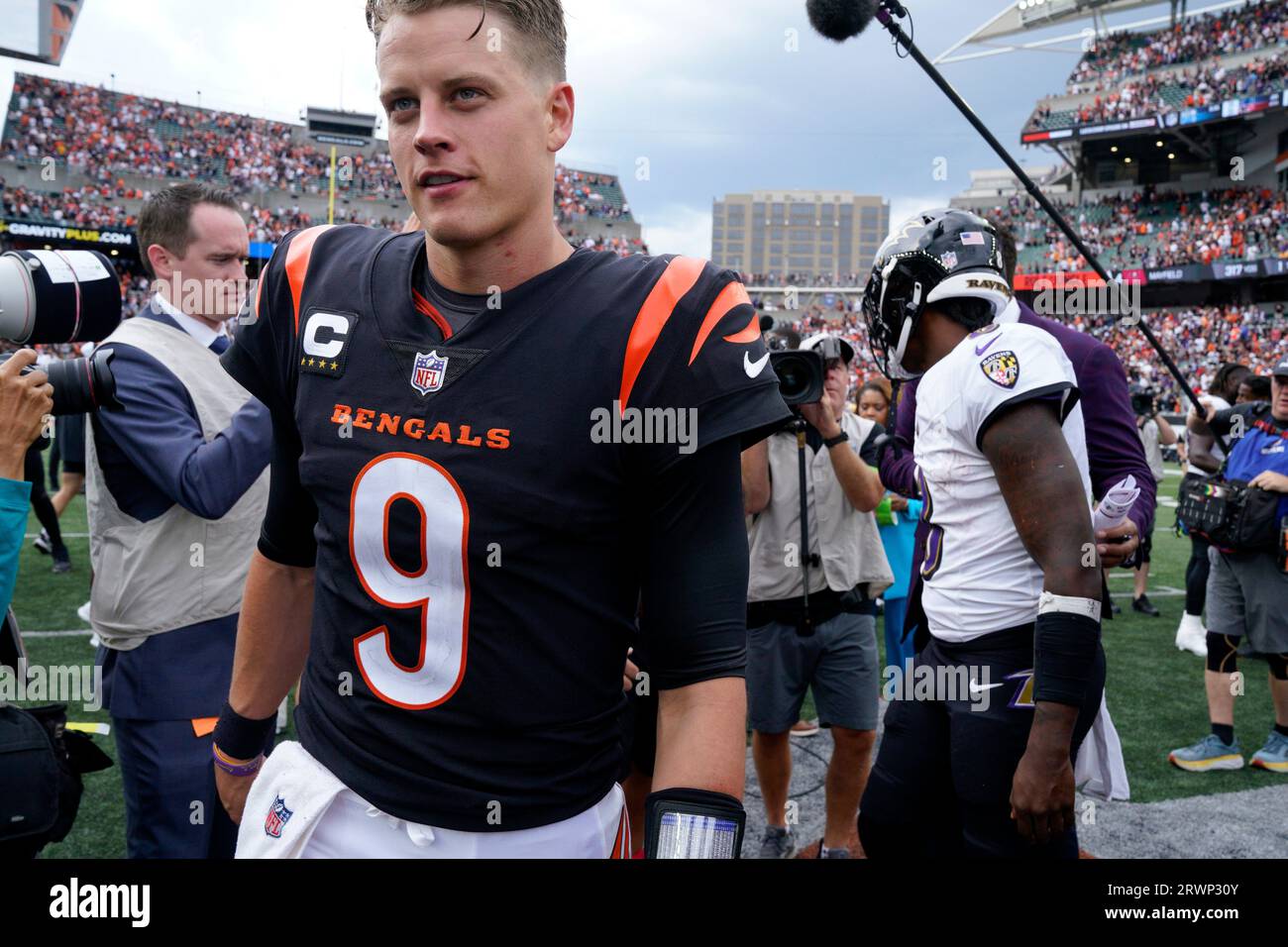 Cincinnati Bengals quarterback Joe Burrow (9) embraces Baltimore Ravens ...
