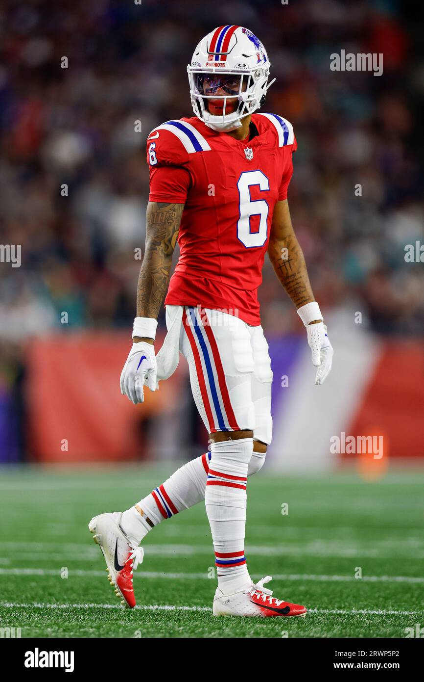 New England Patriots cornerback Christian Gonzalez (6) prepares to ...
