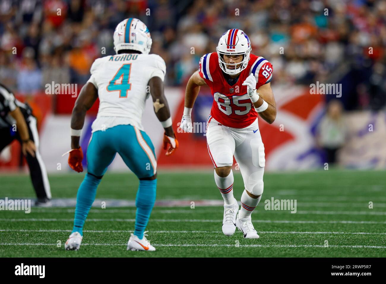 New England Patriots tight end Hunter Henry (85) runs a route against ...