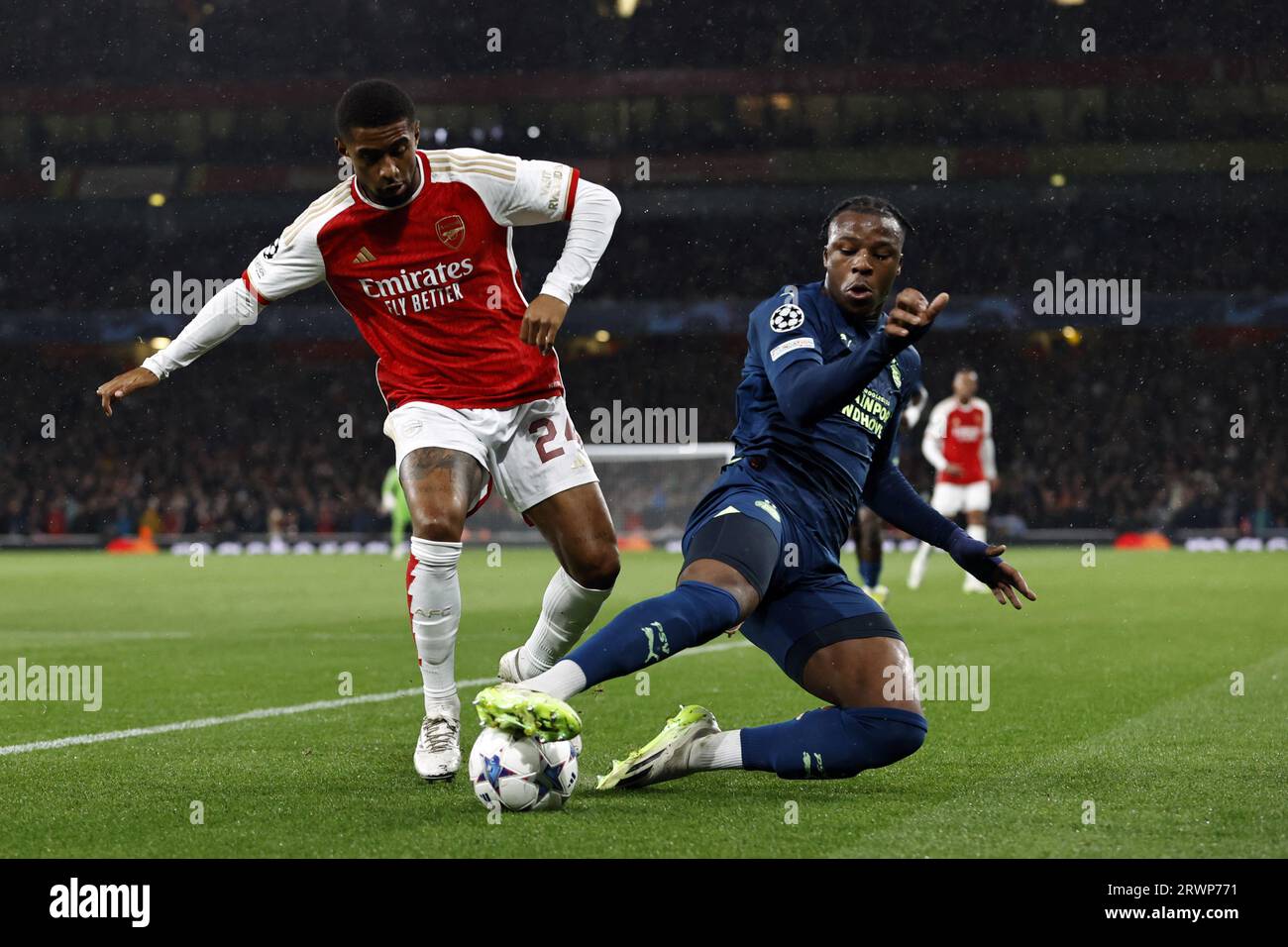 LONDON - (l-r) Reiss Nelson of Arsenal FC, Armel Bella-Kotchap of PSV Eindhoven during the UEFA ...
