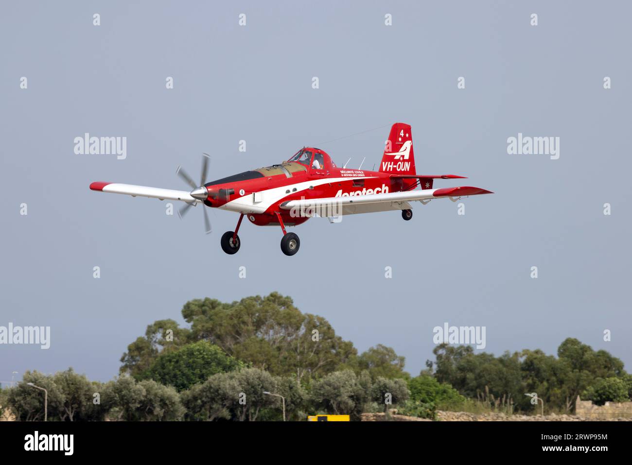 Aerotech Australasia Air Tractor AT-802A (Reg.: VH-OUN) transiting ...