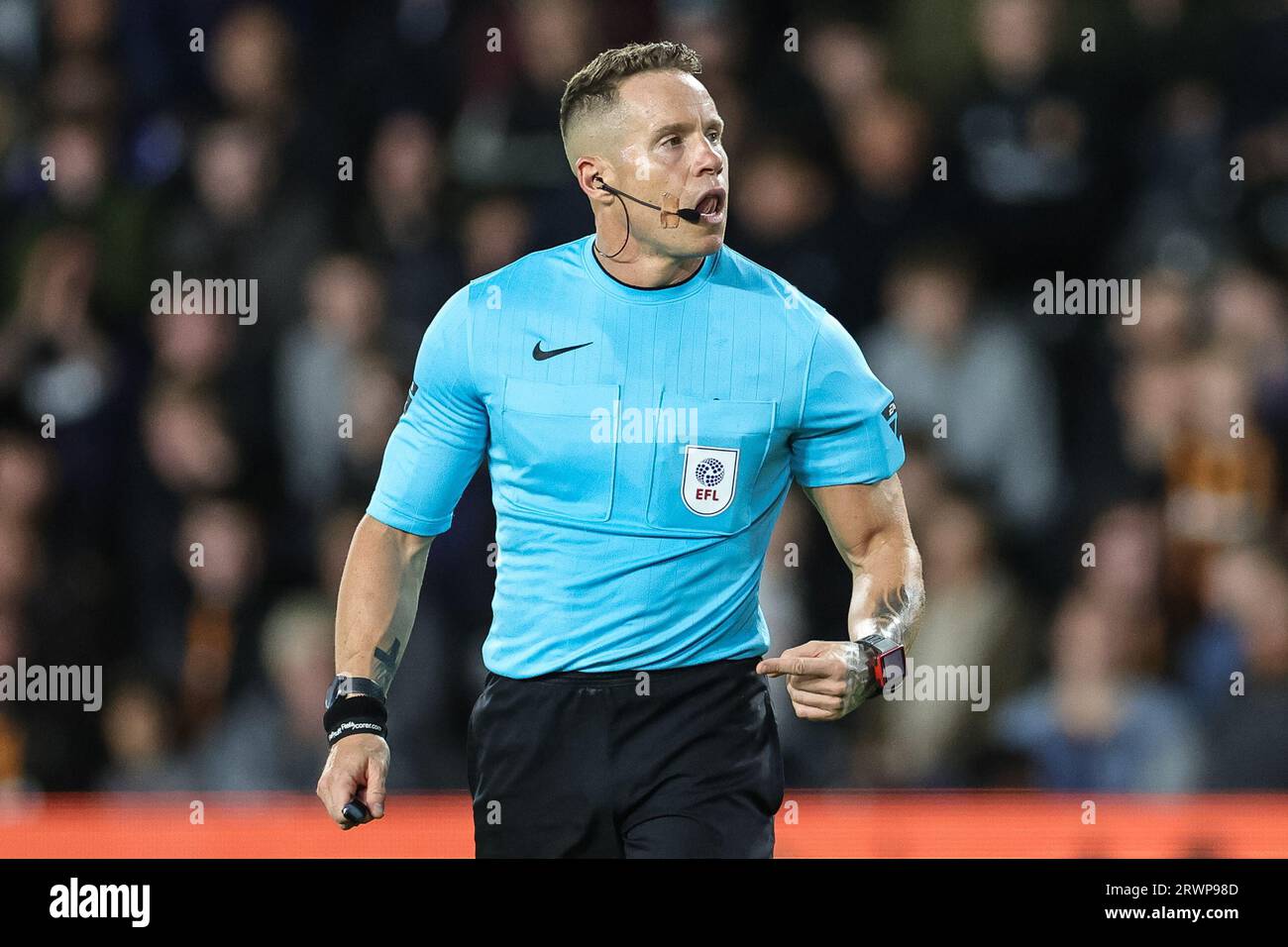 Stephen martin referee hi-res stock photography and images - Alamy