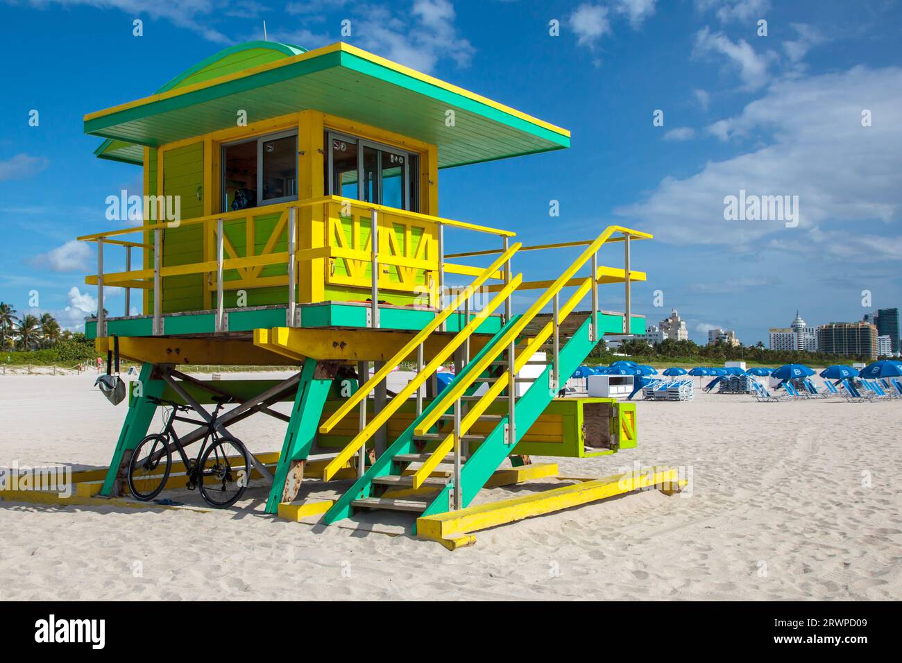 Bright green beach hut hi-res stock photography and images - Alamy