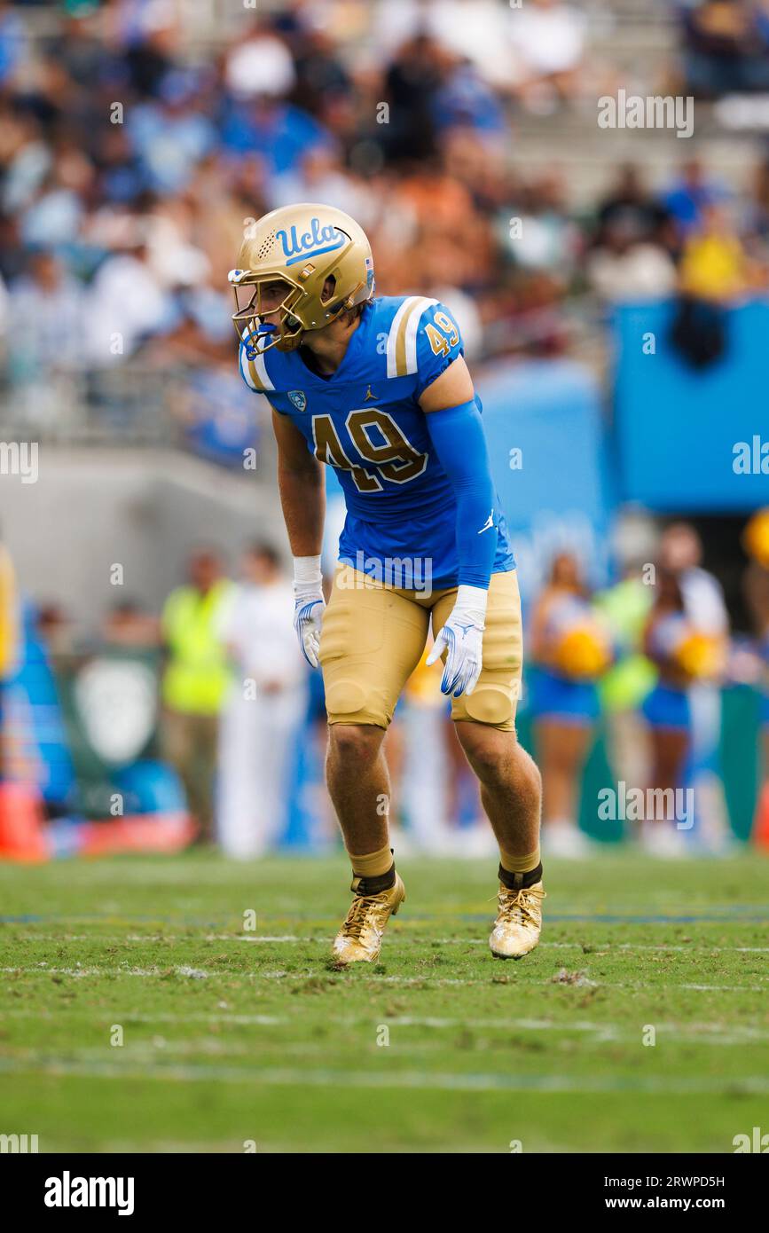 PASADENA, CA - SEPTEMBER 16: UCLA Bruins linebacker Carson Schwesinger ...