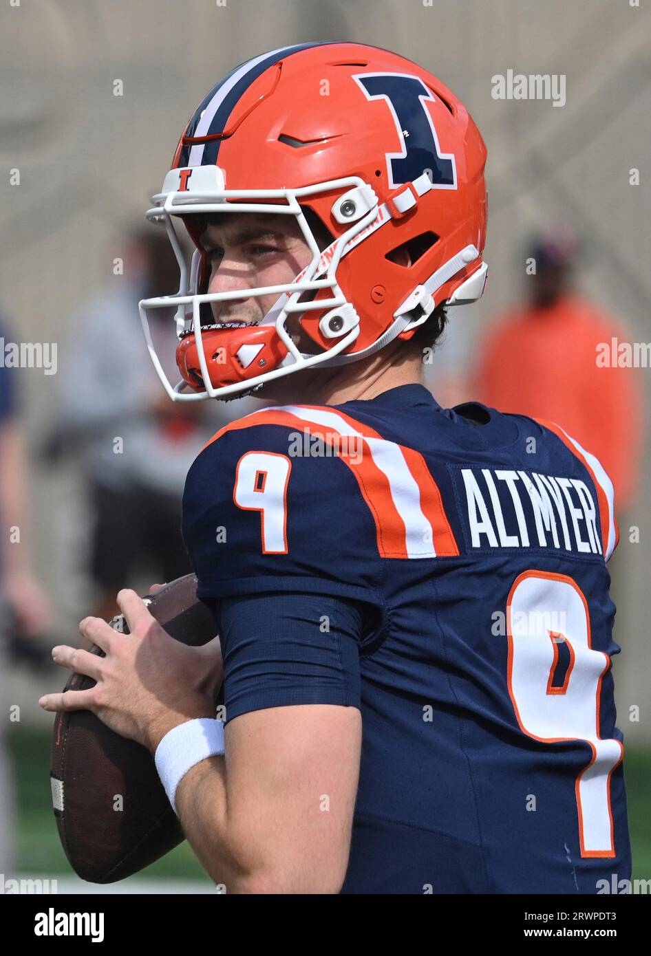 CHAMPAIGN, IL - SEPTEMBER 16: Illinois quarterback Luke Altmyer (9 ...