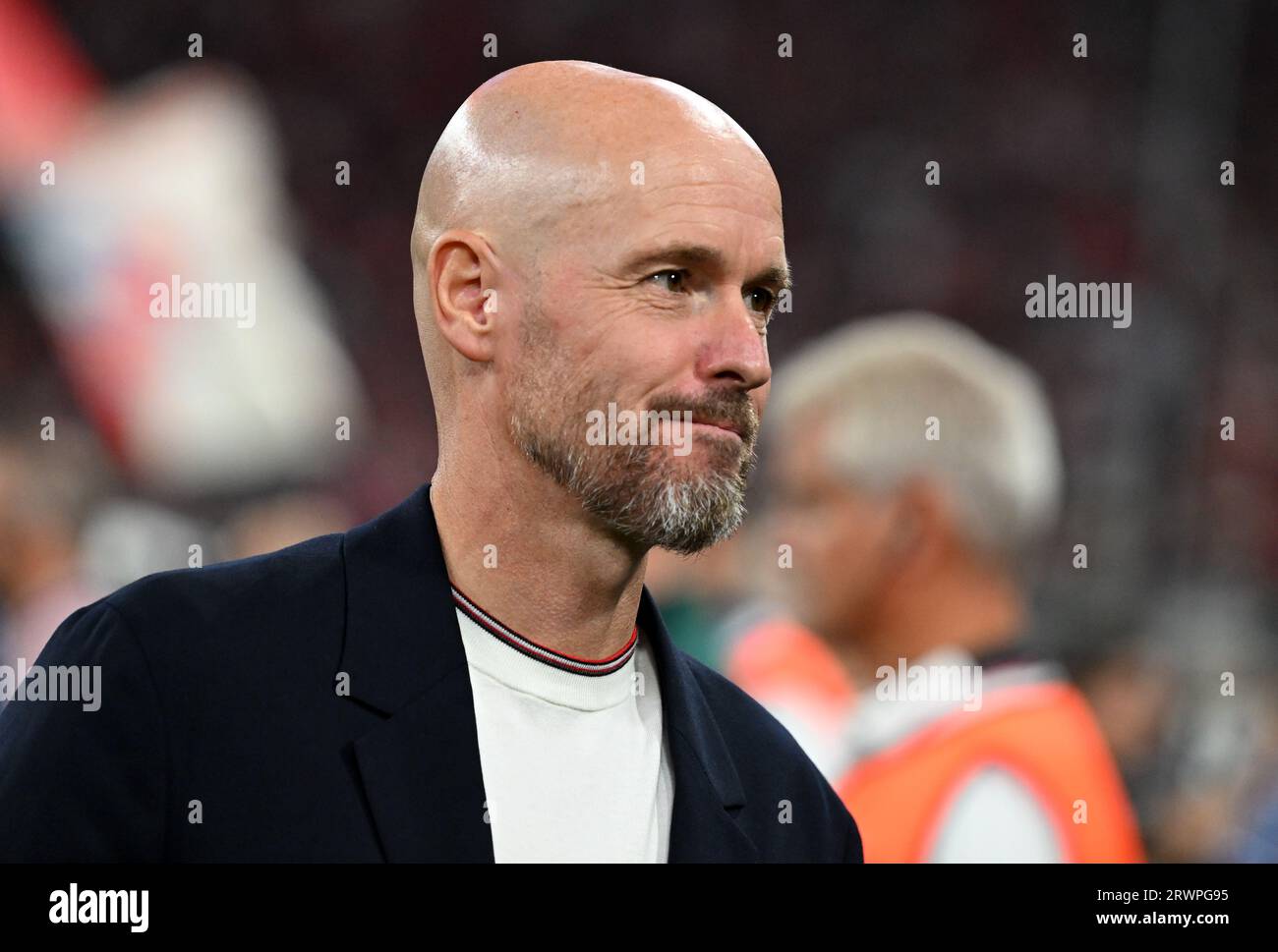 Erik ten hag manchester united smiles hi-res stock photography and ...