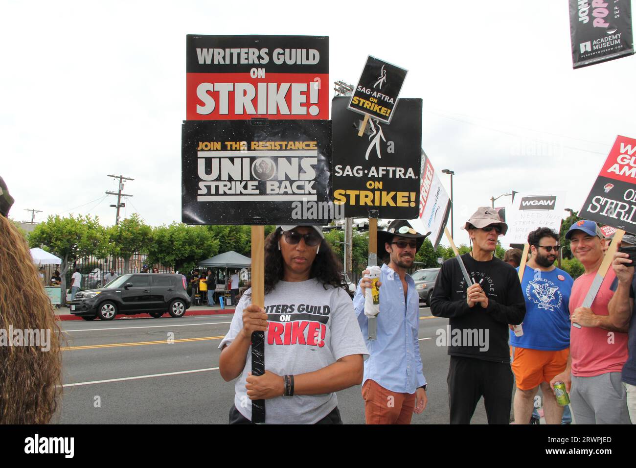Wga picket line hi-res stock photography and images - Alamy