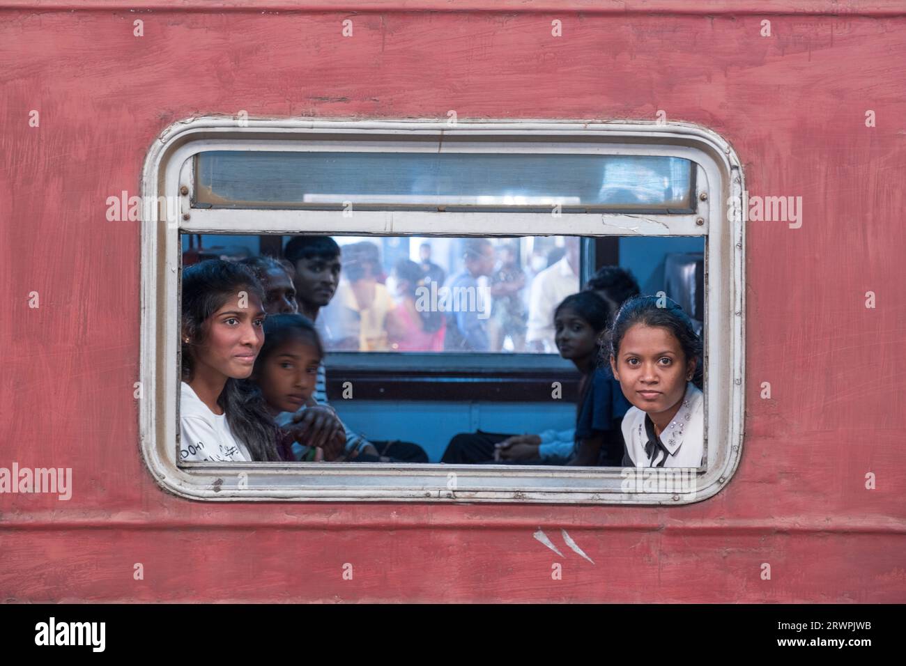 Commuters at Fort Railway Sation in Colombo. Train transportation. Asia ...