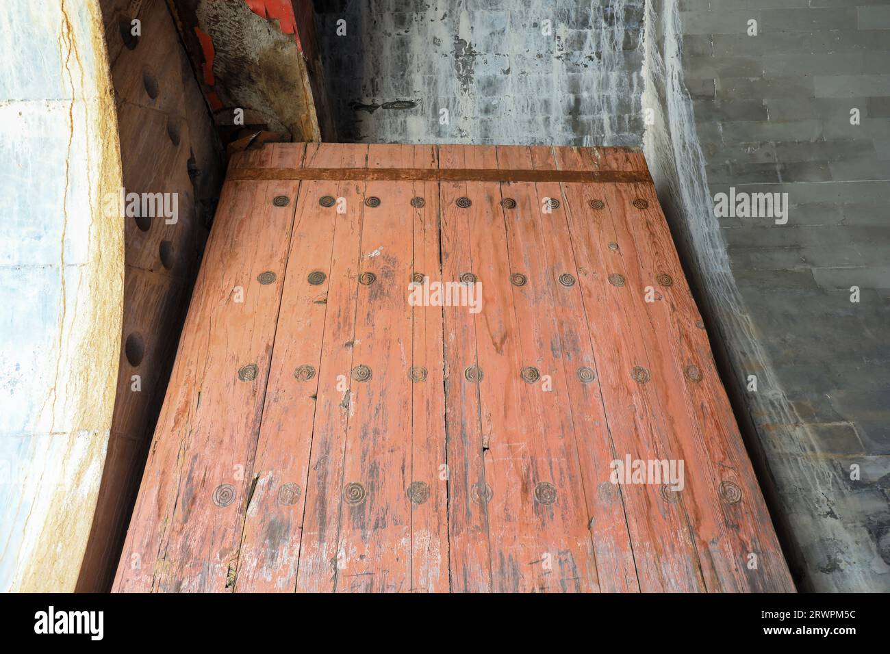 The ancient wooden tomb door is in the eastern Tomb of the Qing Dynasty ...