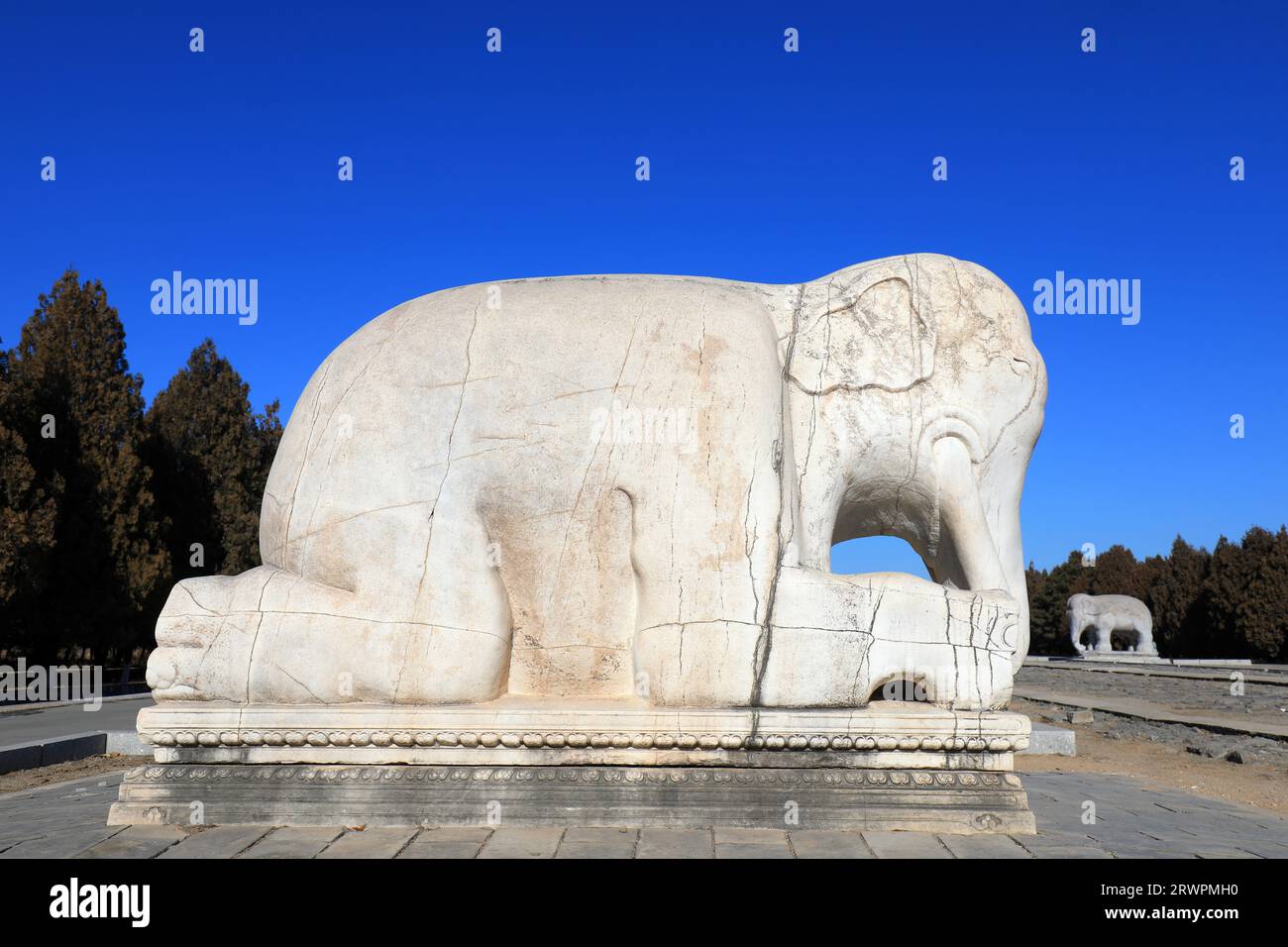 Stone carvings are built in the scenic spot of the eastern Mausoleum of ...