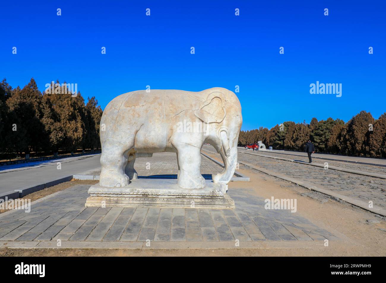 Stone carvings are built in the scenic spot of the eastern Mausoleum of ...