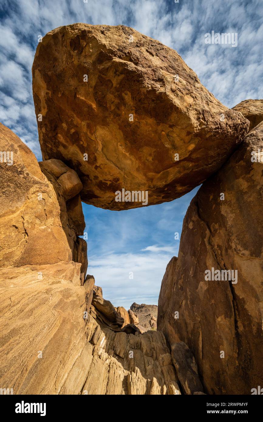Precariously balanced rocks hi-res stock photography and images - Alamy