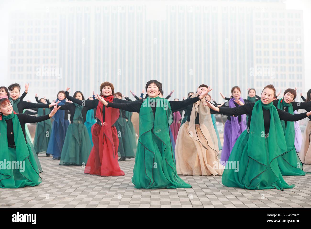 11 ladies dancing hi-res stock photography and images - Alamy