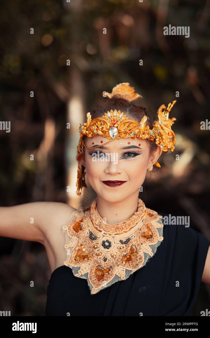 Female makeup artist wearing hi-res stock photography and images - Alamy