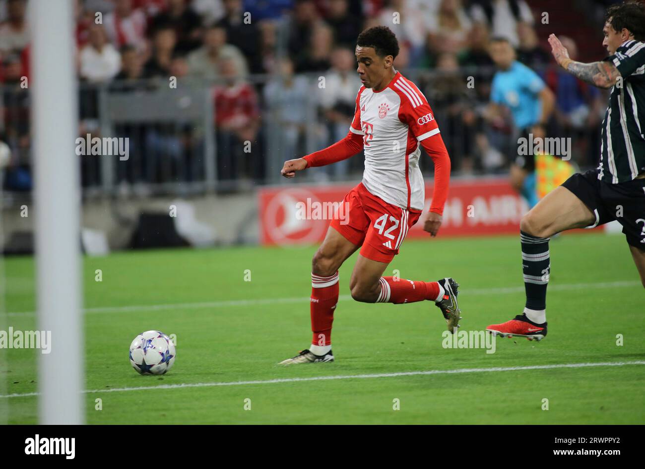 Jamal musiala fc bayern münchen mit ball im angriff hi-res stock ...