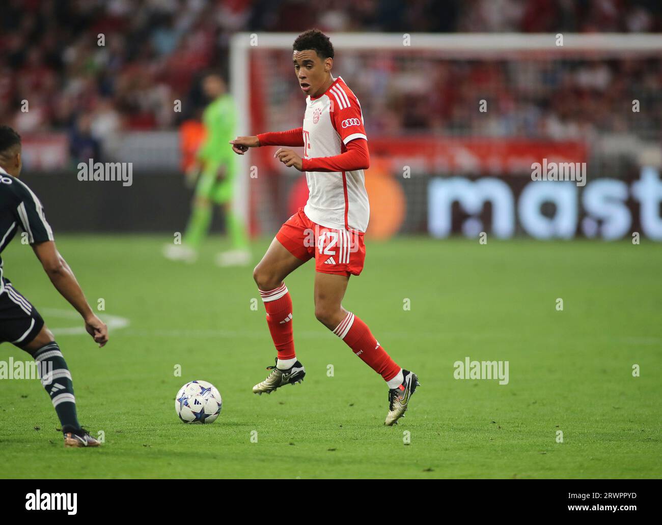 Jamal musiala fc bayern münchen mit ball im angriff hi-res stock ...