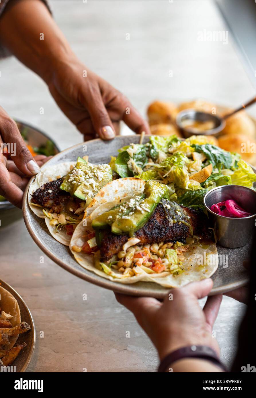 Passing plate restaurant hi-res stock photography and images - Alamy