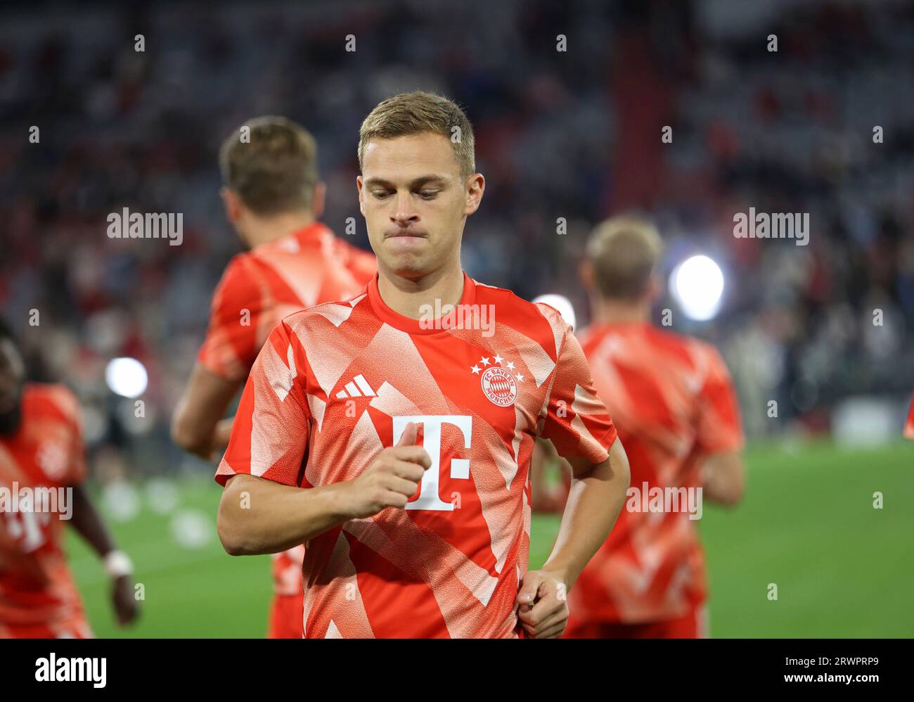 Joshua kimmich fc bayern munchen beim aufwarmen hi-res stock ...