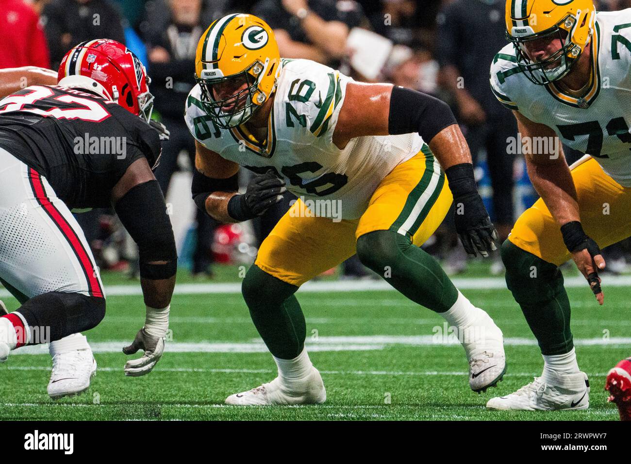 Green Bay Packers guard Jon Runyan (76) works during the first half of ...
