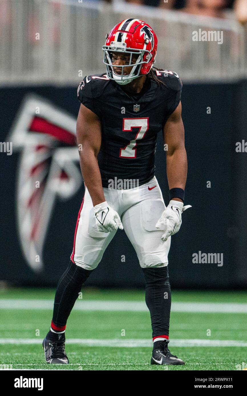 Atlanta Falcons running back Bijan Robinson (7) lines up during the ...