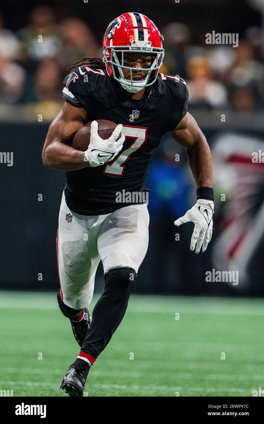 Atlanta Falcons running back Bijan Robinson (7) runs the ball during ...