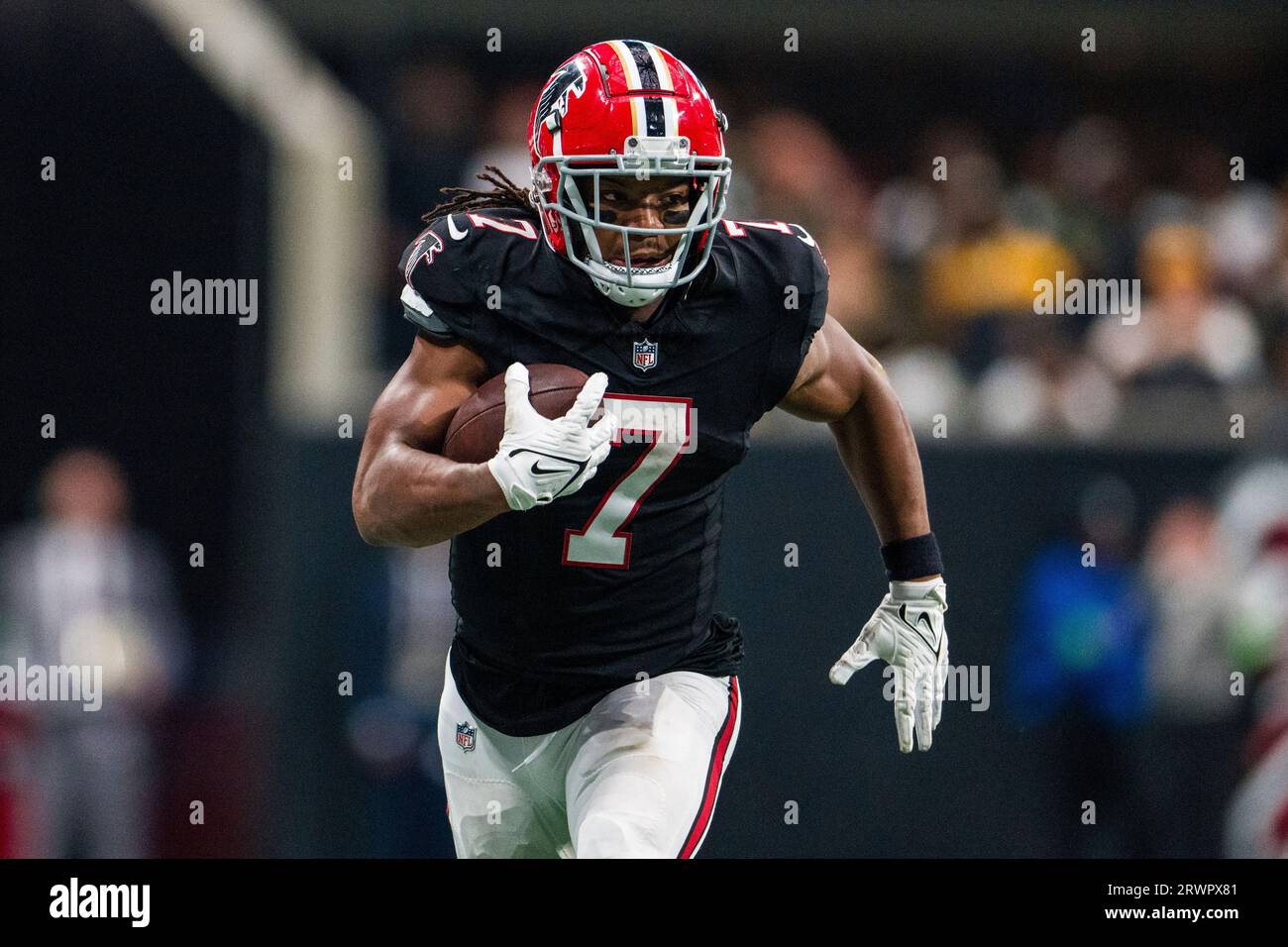 Atlanta Falcons running back Bijan Robinson (7) runs the ball during ...