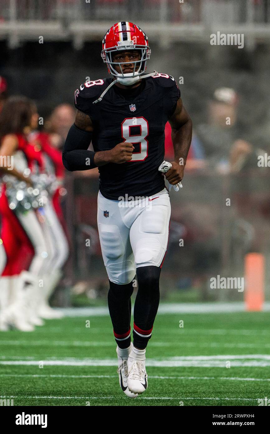 Atlanta Falcons tight end Kyle Pitts (8) runs onto the field before the ...