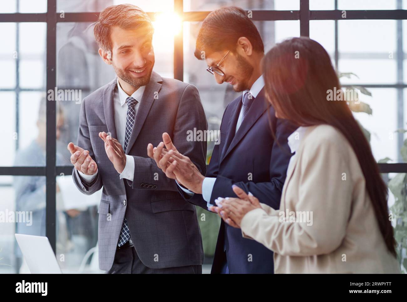 Standing ovation business hi-res stock photography and images - Alamy