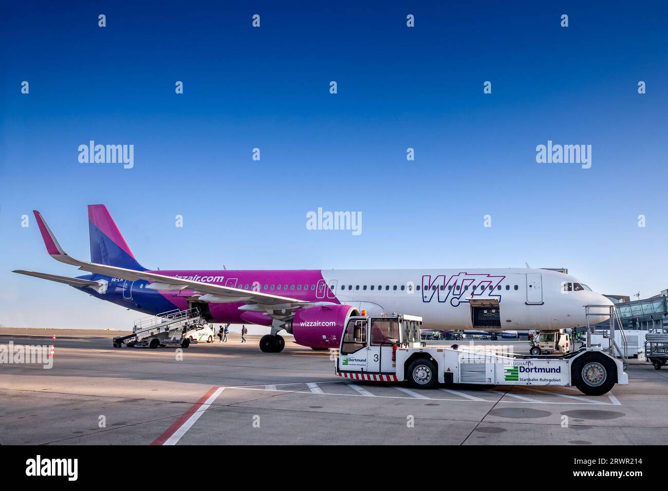 Airplane hungar hi-res stock photography and images - Alamy