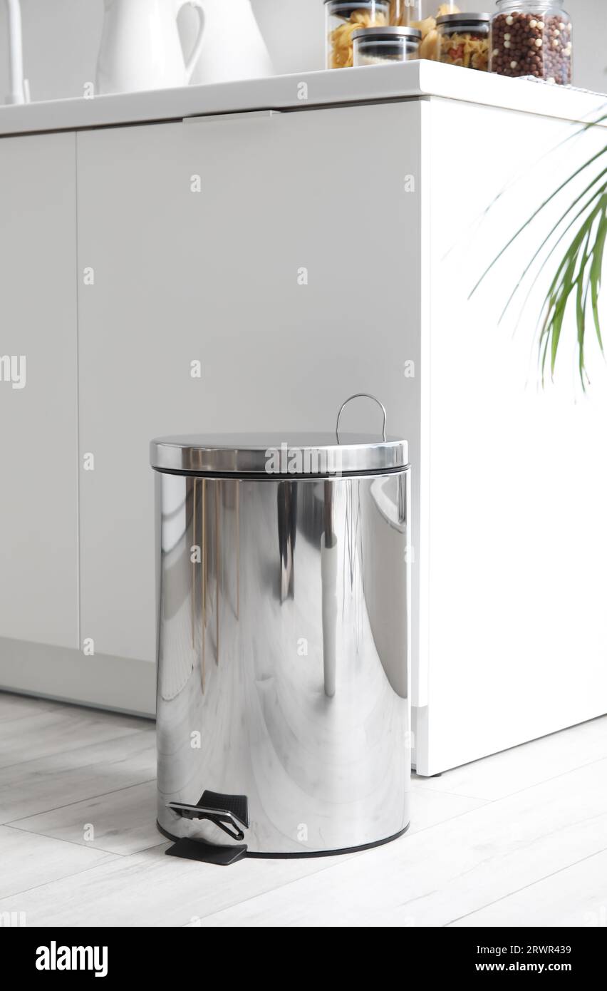 Metallic trash bin in interior of modern kitchen Stock Photo - Alamy