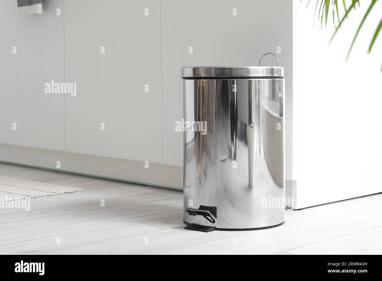 Metallic trash bin in interior of modern kitchen Stock Photo - Alamy