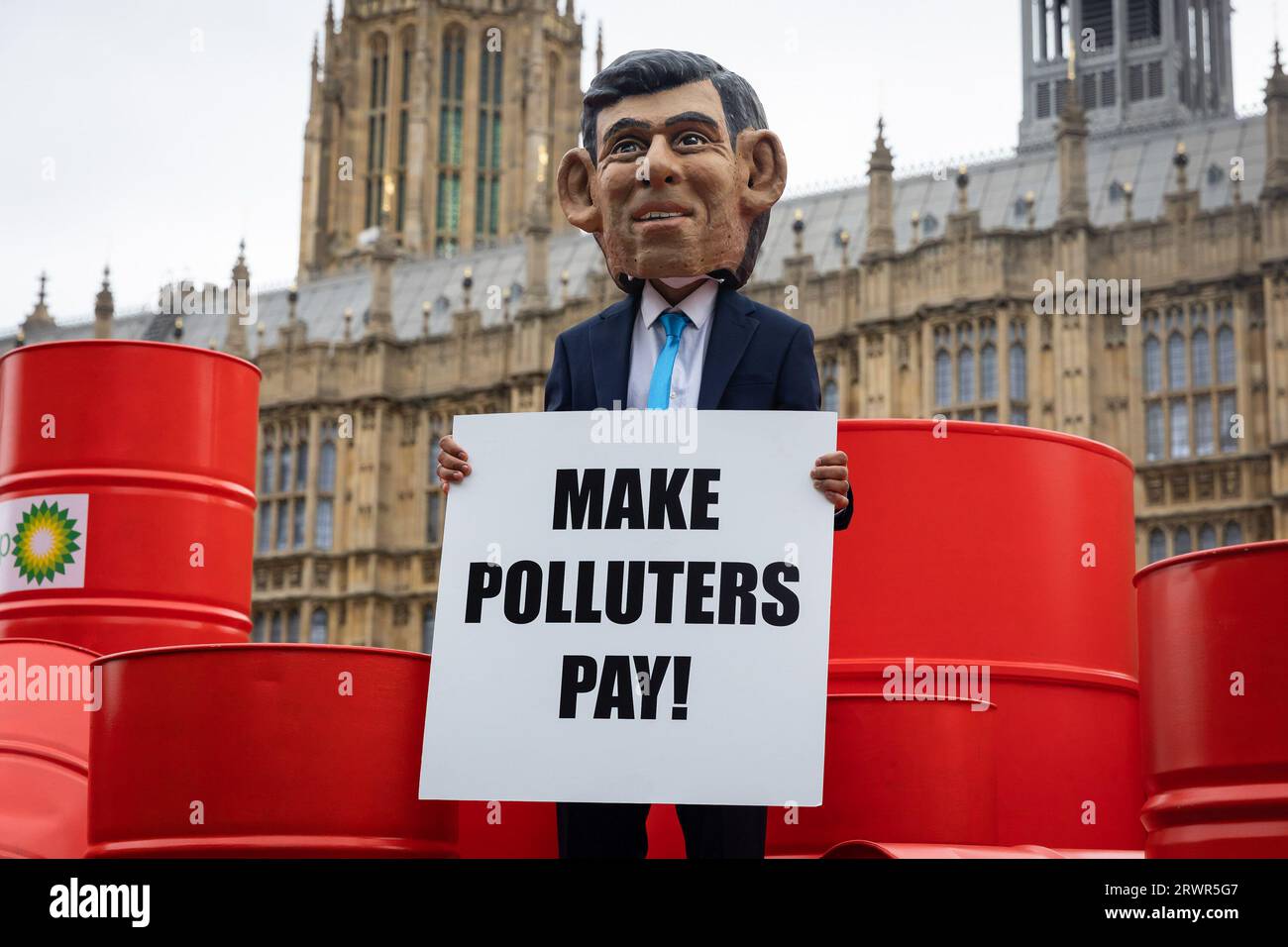 London, UK. 19th Sep, 2023. An Oxfam protestor dressed as Rishi Sunak ...