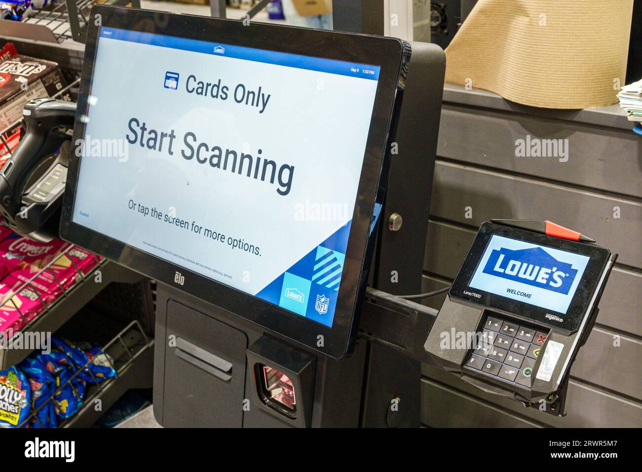Computer shop interior hi-res stock photography and images - Alamy