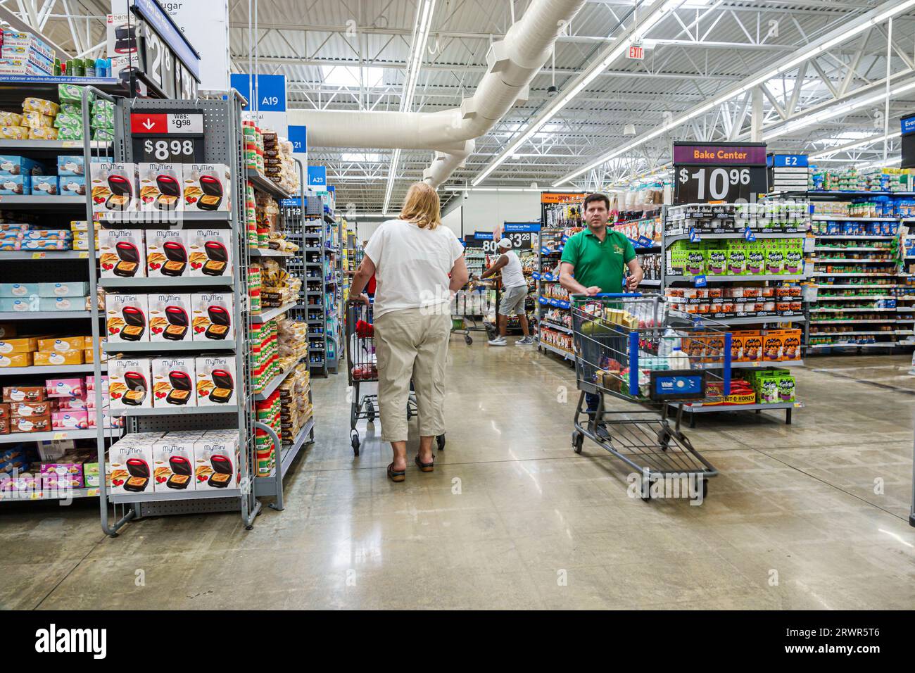 Shops shopping carts hi-res stock photography and images - Alamy