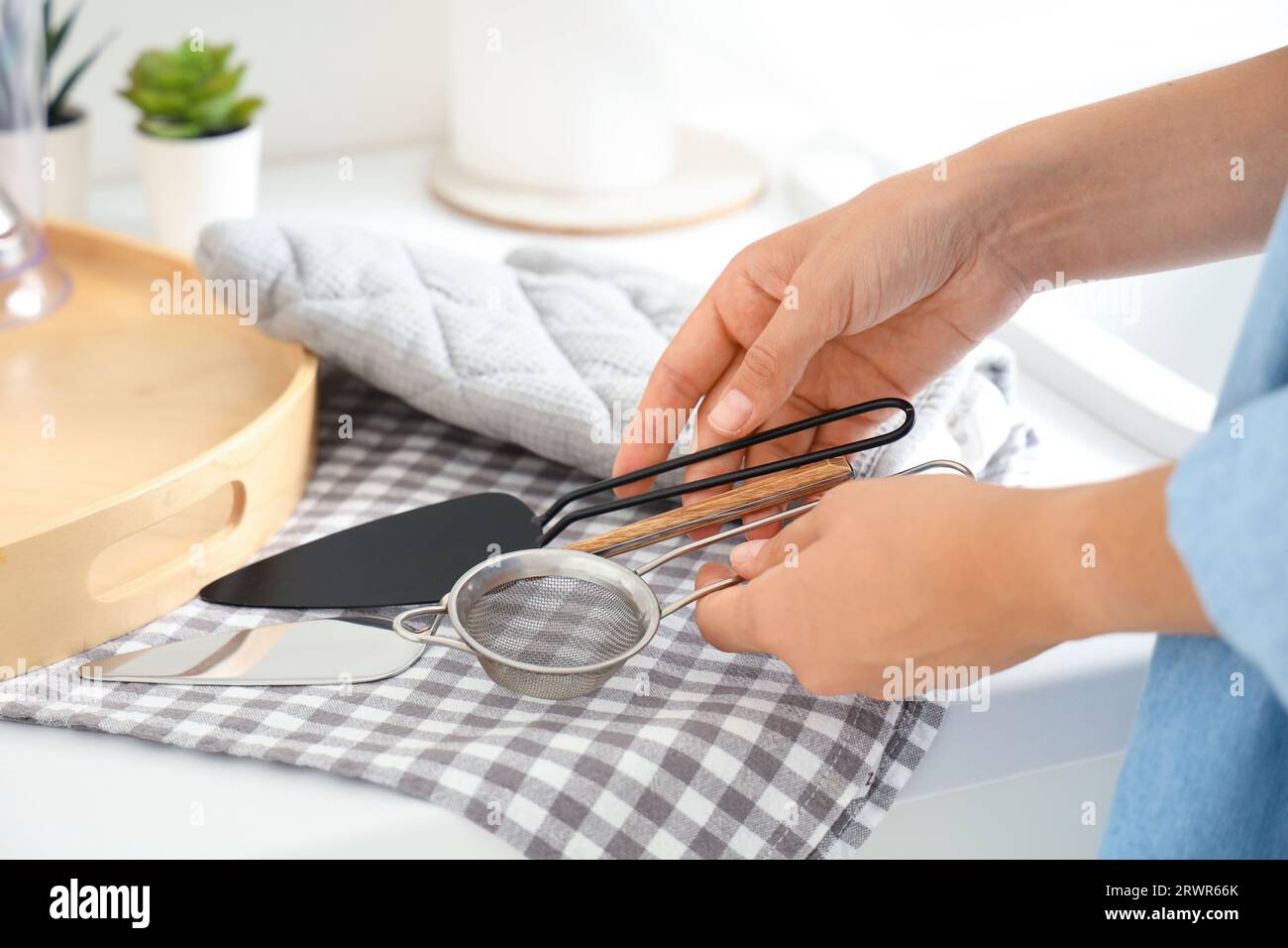 Sieve in kitchen hi-res stock photography and images - Alamy