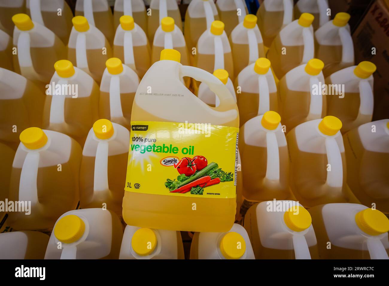 3-liter plastic jar of vegetable oil Stock Photo - Alamy