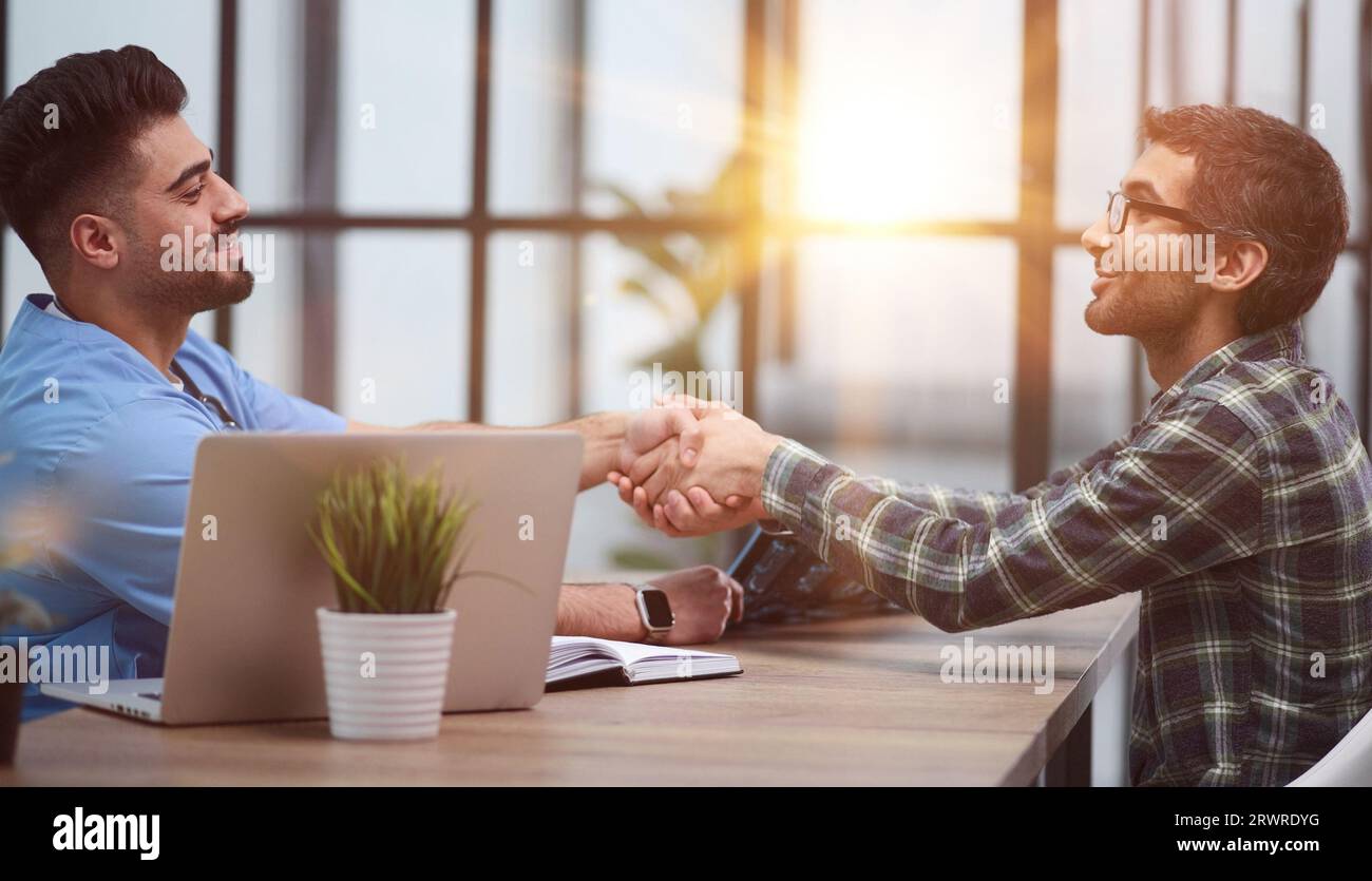 Hospital handshake agreement hi-res stock photography and images - Alamy