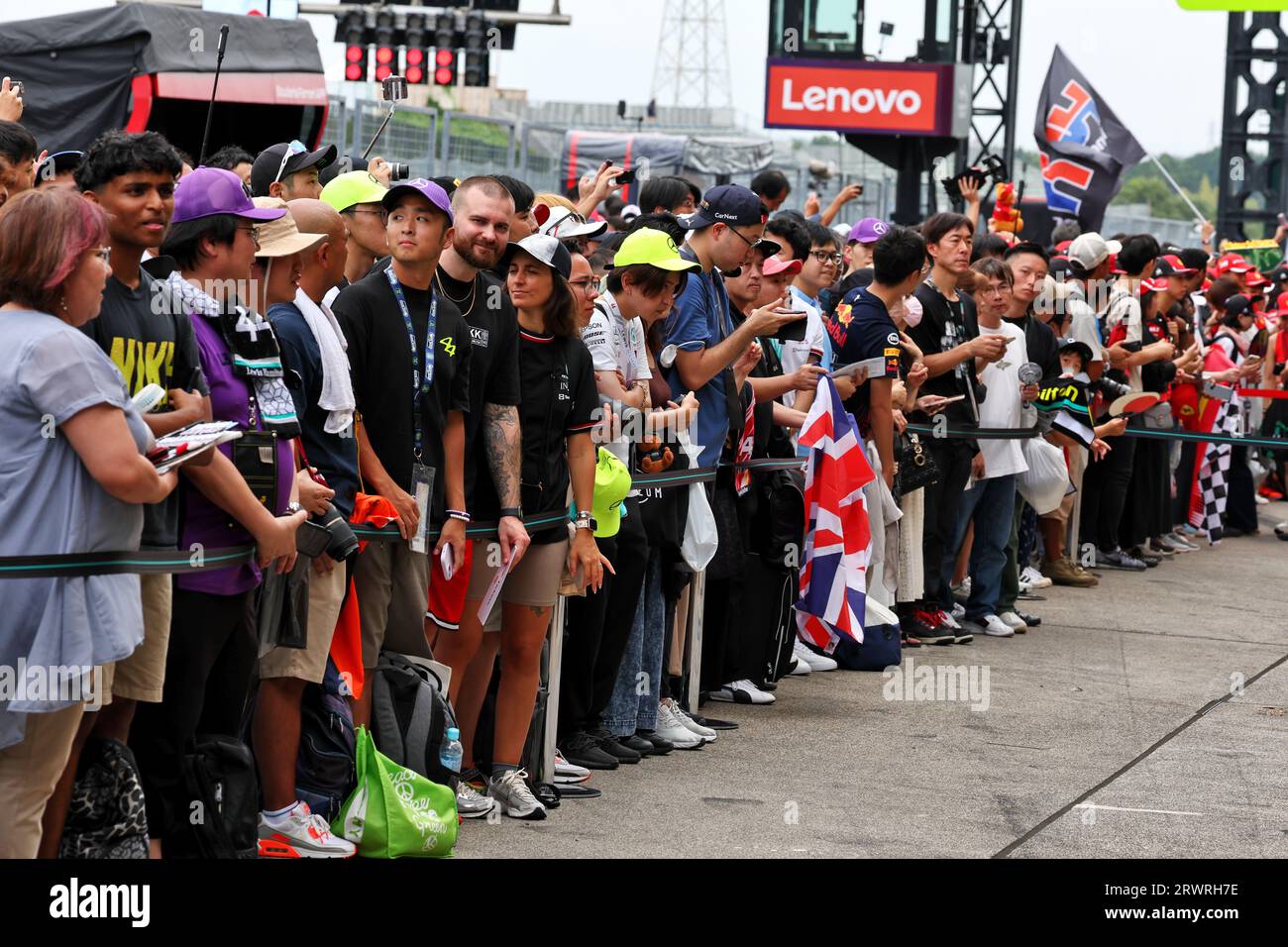 Suzuka, Japan. 21st Sep, 2023. Circuit atmosphere - fans in the pits ...